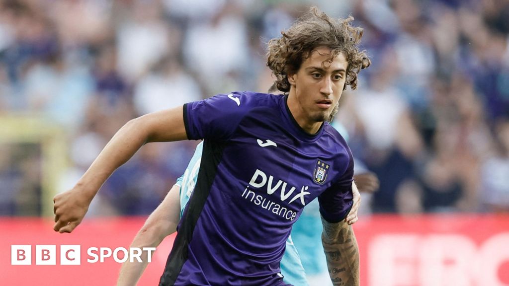 Wolves: Silva makes PSV loan as Hoever returns - BBC Sport