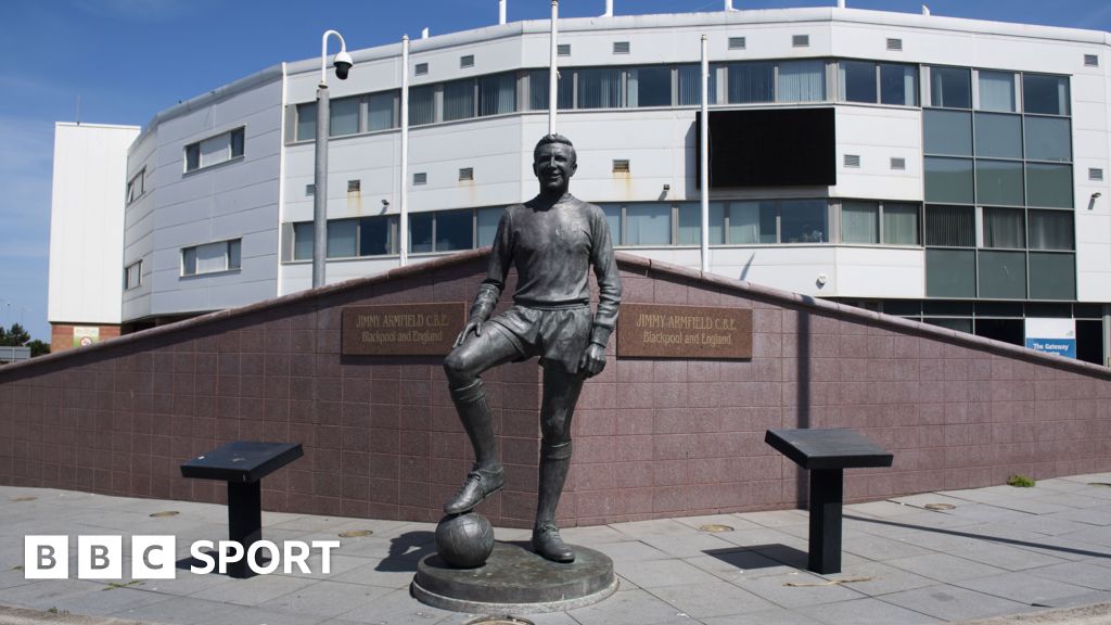 Hibs are Blackpool bound for summer friendly - BBC Sport