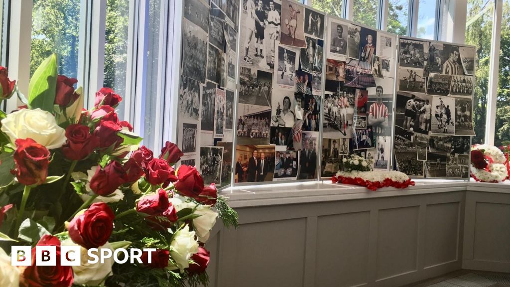 Respects paid to Charlie Hurley at Sunderland legend's funeral - BBC Sport