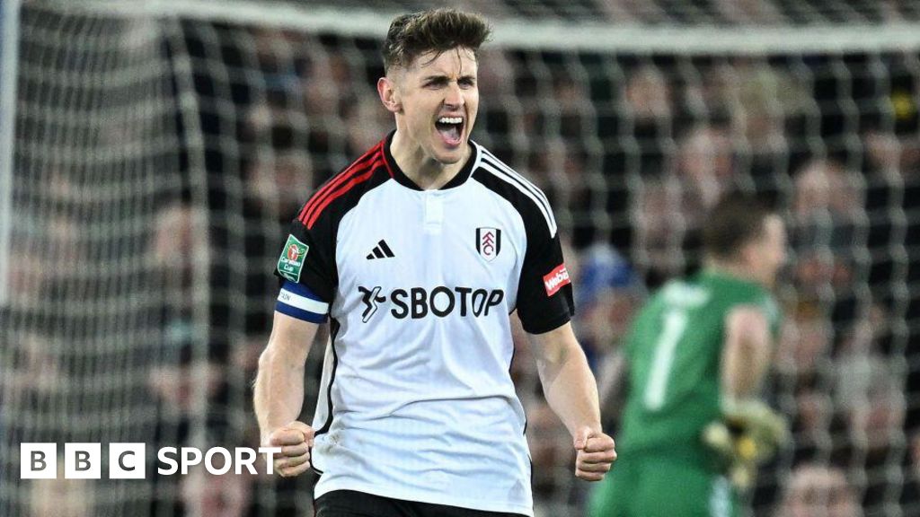 Fulham: Captain Tom Cairney signs contract extension - BBC Sport
