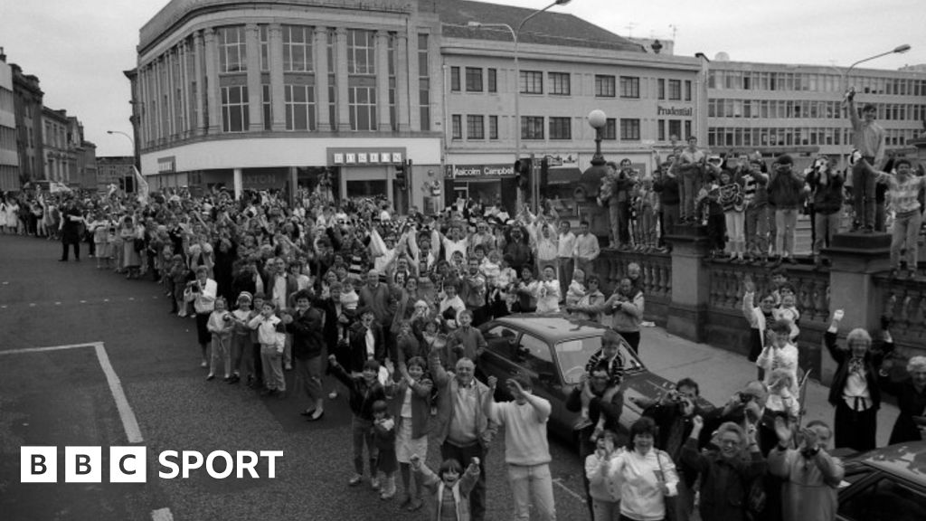 Open-top bus parades through Paisley 36 years ago - BBC Sport