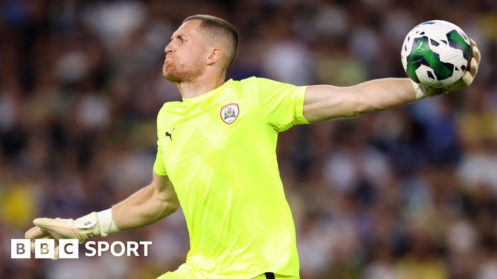'Commanding' keeper Walton will 'put demands' on United defence - BBC Sport