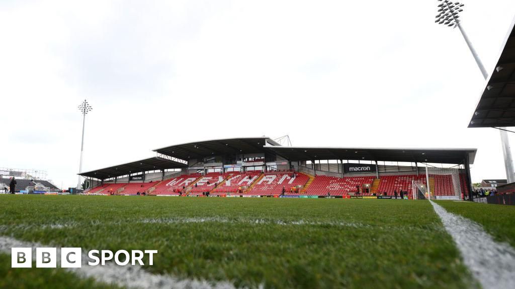 Wrexham: League One leaders warn over Stok Racecourse capacity - BBC Sport