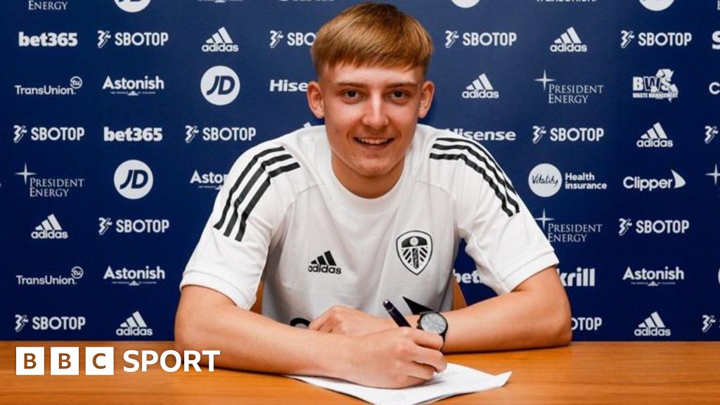 Leeds United: Joe Snowdon signs first professional contract - BBC Sport
