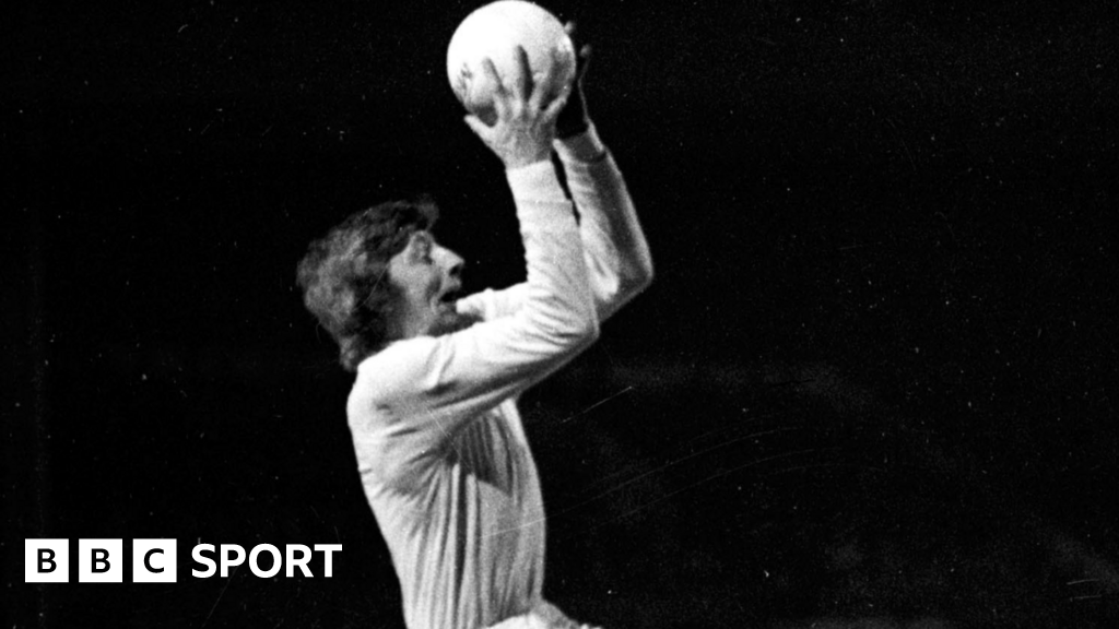 Former St Mirren goalkeeper Connaghan dies aged 79 - BBC Sport