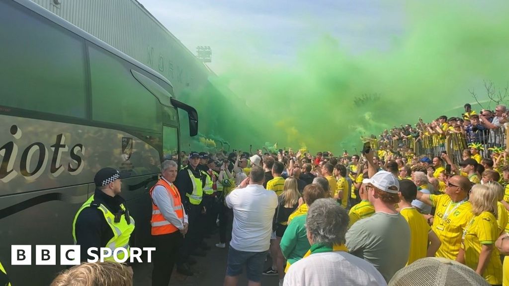 Norwich City supporters welcome players ahead of Leeds play-off - BBC Sport