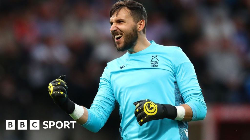 Goalkeeper Smith signs for Hibs - BBC Sport