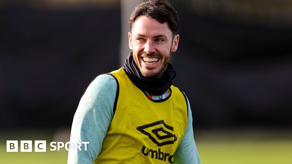 Bournemouth: Adam Smith triggers one-year contract extension - BBC Sport