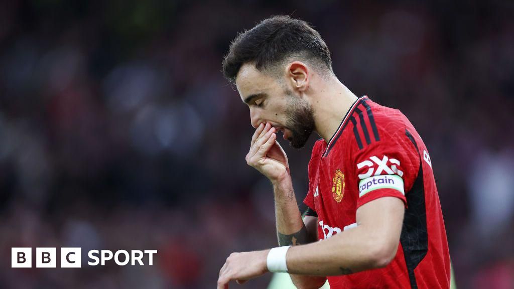 Manchester United: Roy Keane 'Take the captaincy off Fernandes' - BBC Sport