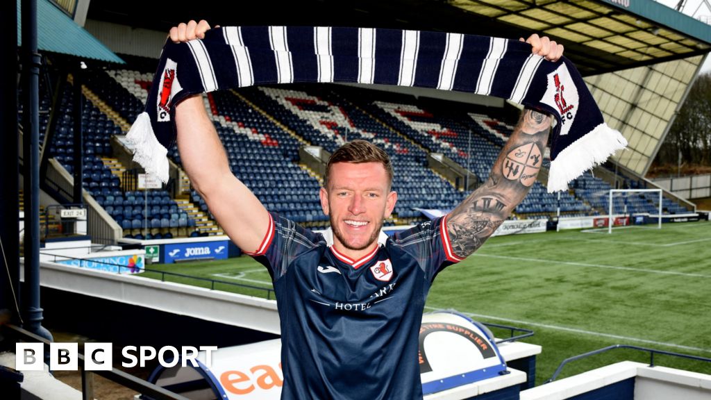 Dundee: Lee Ashcroft joins Raith Rovers on loan - BBC Sport