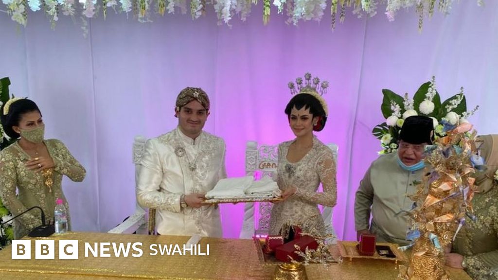 Maharusi wafanya harusi iliyohudhuriwa na watu 10,000 ndani ya magari ...