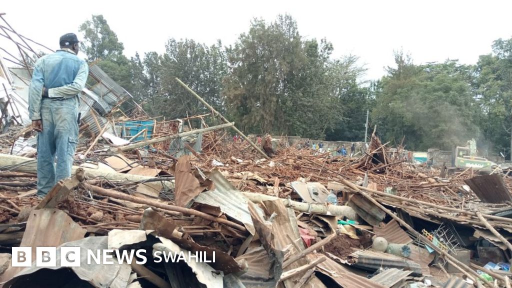 Wakaazi waokota kilichosalia katika bomoa bomoa Kibera Kenya - BBC News ...