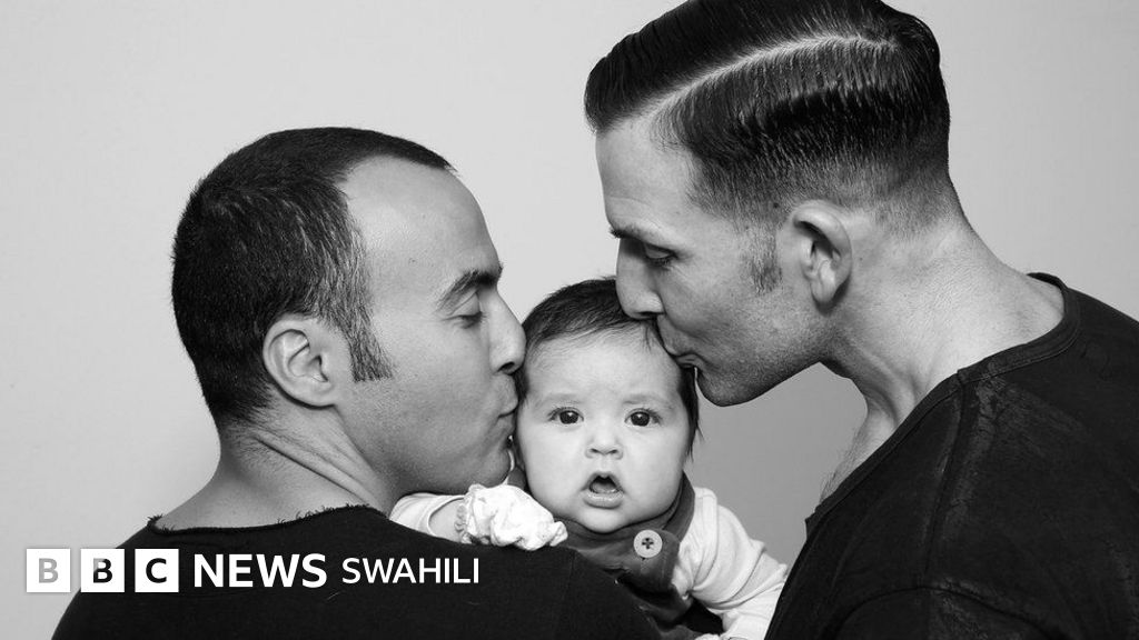 Wapenzi wa jinsia moja 'wajifungua' watoto 3 Afrika Kusini - BBC News ...