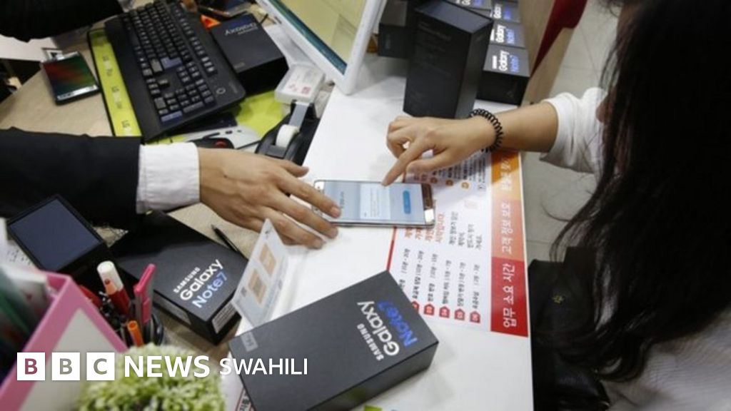 Simu ya Samsung yafuka moshi ndani ya ndege - BBC News Swahili