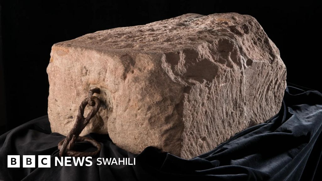 Historia ya Jiwe la kuwatawaza wafalme linalodaiwa kuibiwa - BBC News ...