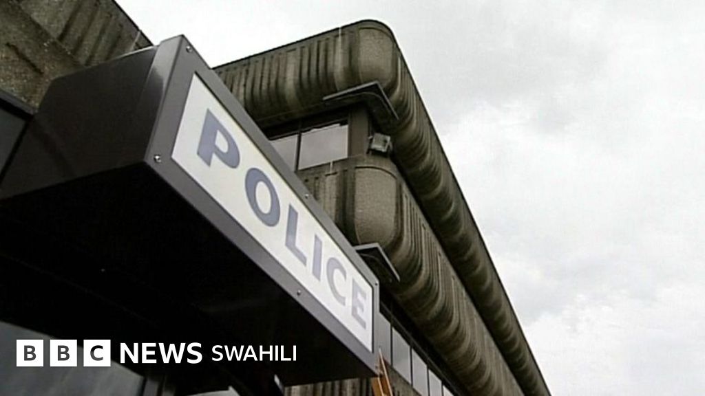Mwanamke awapigia simu polisi kulalamikia kutopigwa busu - BBC News Swahili