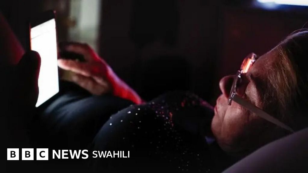 Wazee wenye uraibu wa mitandao ya kijamii: 'Tulikata Wi-Fi ya mama ...