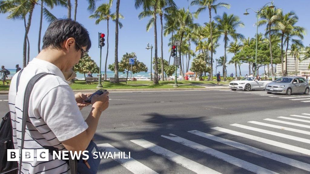 'Mazombi wa simu' kupigwa faini wakivuka barabara Honolulu - BBC News ...