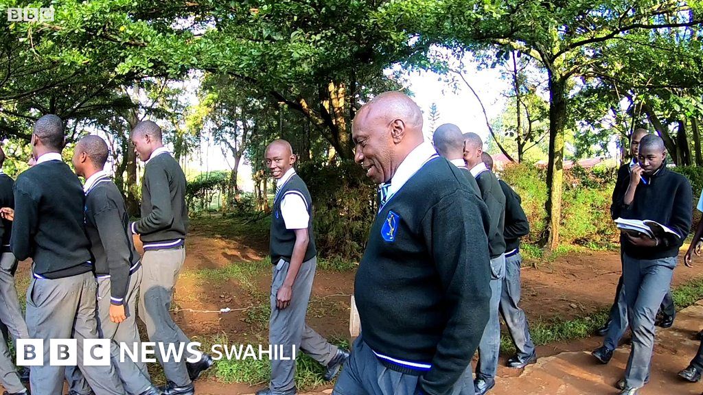 Alex Maina: Mwalimu mkuu anayevaa sare ya wanafunzi shuleni Kenya - BBC ...