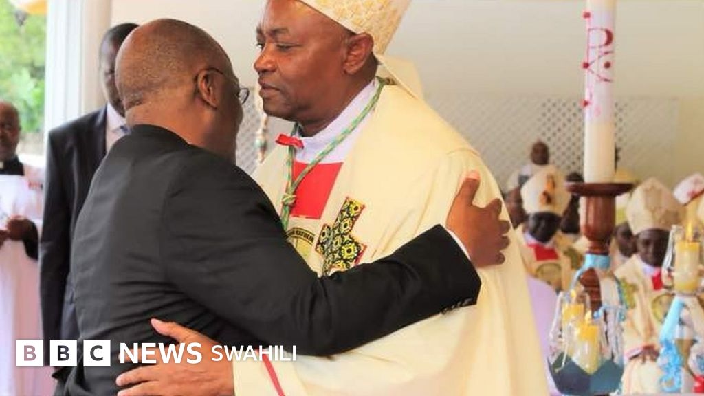 Rais Magufuli ahudhuria ibada ya askofu wa kikatoliki Mhashamu Isaack ...