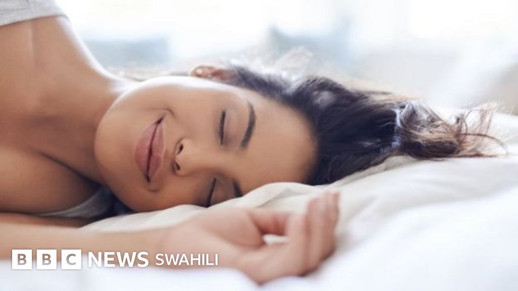 Usingizi wa pono: Kulala bila nguo kuna hatari zozote? - BBC News Swahili