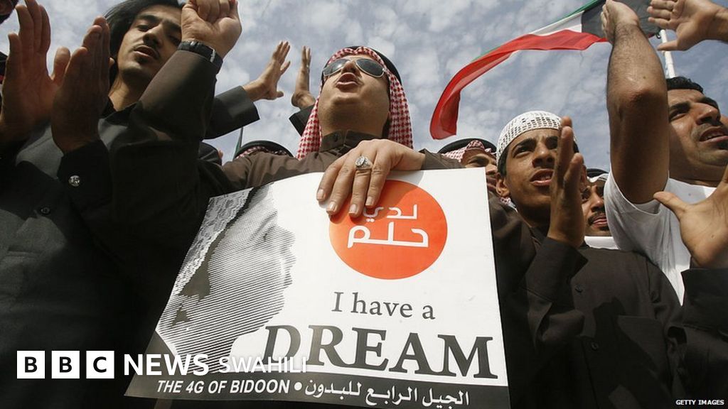 Kijana asiye na uraia nchini mwake ajichoma moto - BBC News Swahili