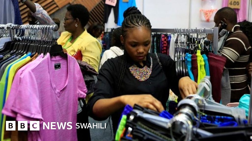 Mitumba Kenya: Kwanini nguo za mitumba zimezua mjadala Kenya? - BBC ...
