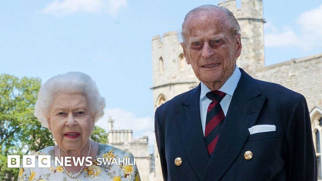 Malkia Elizabeth II wa Uingereza na Mwana mfalme Philip wapokea chanjo ...