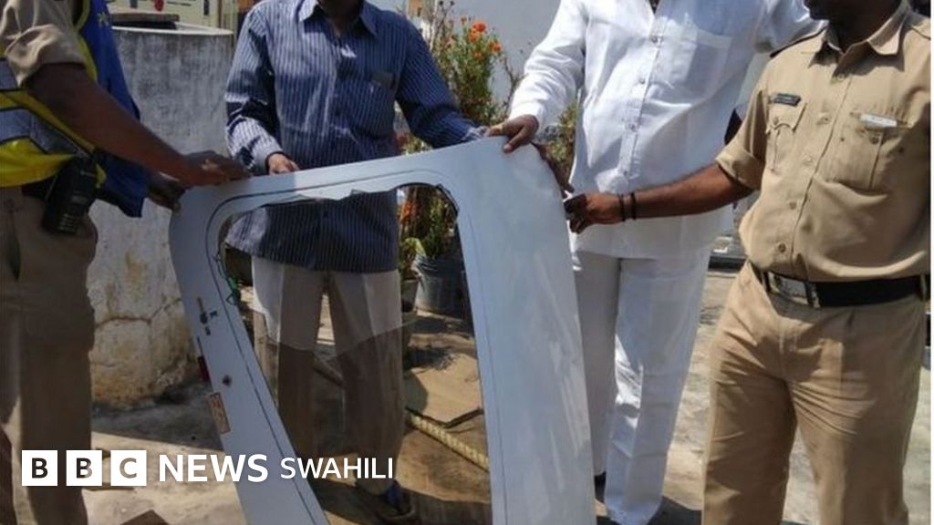 Mlango wa ndege iliyokuwa angani waangukia nyumba India - BBC News Swahili
