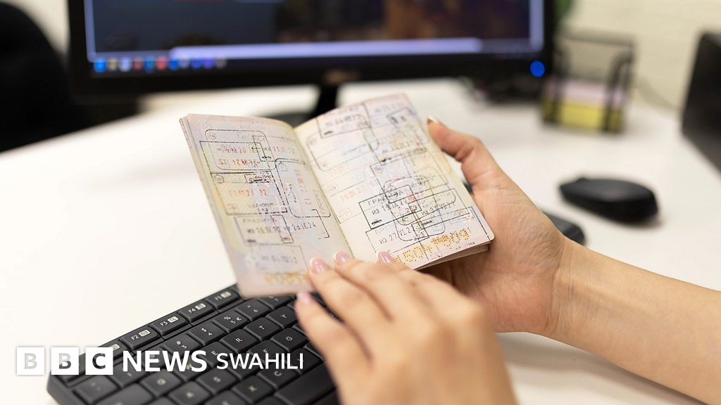 Kwa nini mihuri ya pasipoti inaweza kuwa jambo la zamani? - BBC News ...
