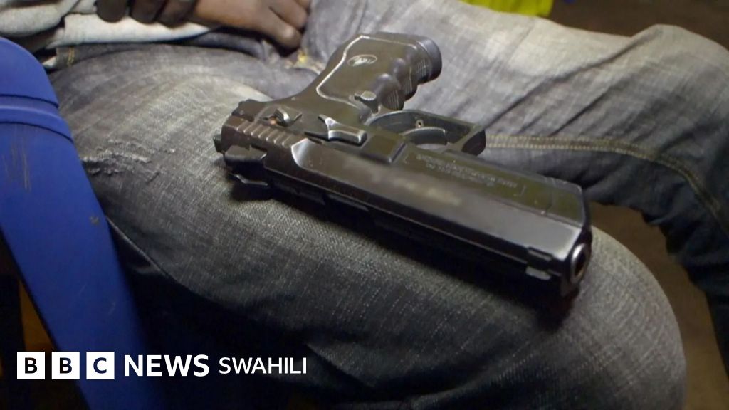 BBC Africa Eye: Mlaghai wa zamani, bunduki haramu na hofu ya polisi wa ...
