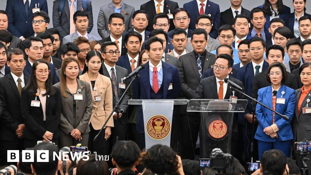 มติเอกฉันท์ ศาลรัฐธรรมนูญชี้ พิธา-ก้าวไกล “ล้มล้างการปกครอง” สั่ง “เลิก” แก้ ม.112 - BBC News ไทย