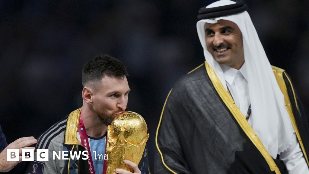 ฟุตบอลโลก : ลิโอเนล เมสซี ชูถ้วยแชมป์ฟุตบอลโลกในชุดคลุมของอาหรับ - BBC ...