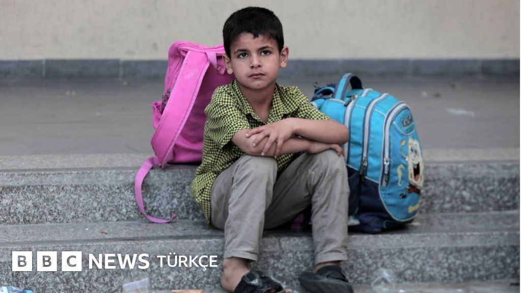 Gazze: Filistinli çocuklar İsrail'in hava saldırılarından ve ...