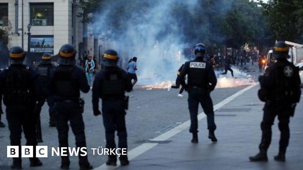 Fransa'da protestolar sırasında ölen motokurye ile ilgili olarak beş ...