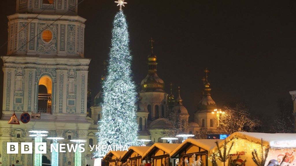 Новогодние елки в разных городах Украины. Фото - BBC News Україна
