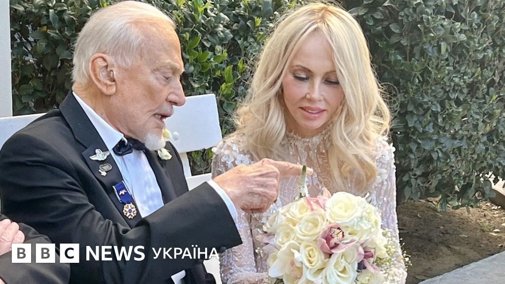 Учасник першої висадки на Місяць Базз Олдрін одружився у свій 93-й день народження - BBC News ...
