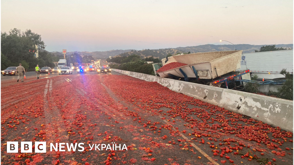 "Томатна ДТП". Тонни розсипаних помідорів спровокували масову аварію ...