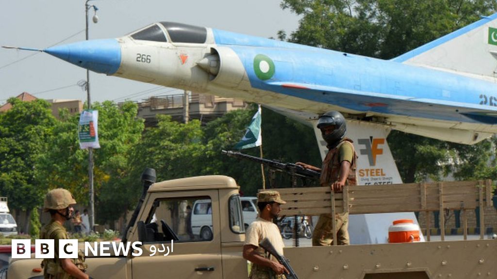کراچی میں پاکستانی فضائیہ کا جنگی طیارہ گر کر تباہ، پائلٹ ہلاک - BBC ...