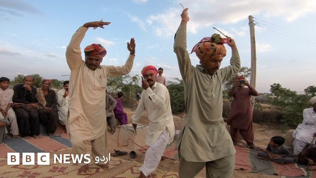 سندھی ثقافت: صحرائے تھر میں ڈانڈیا رقص کی دم توڑتی روایت - BBC News اردو
