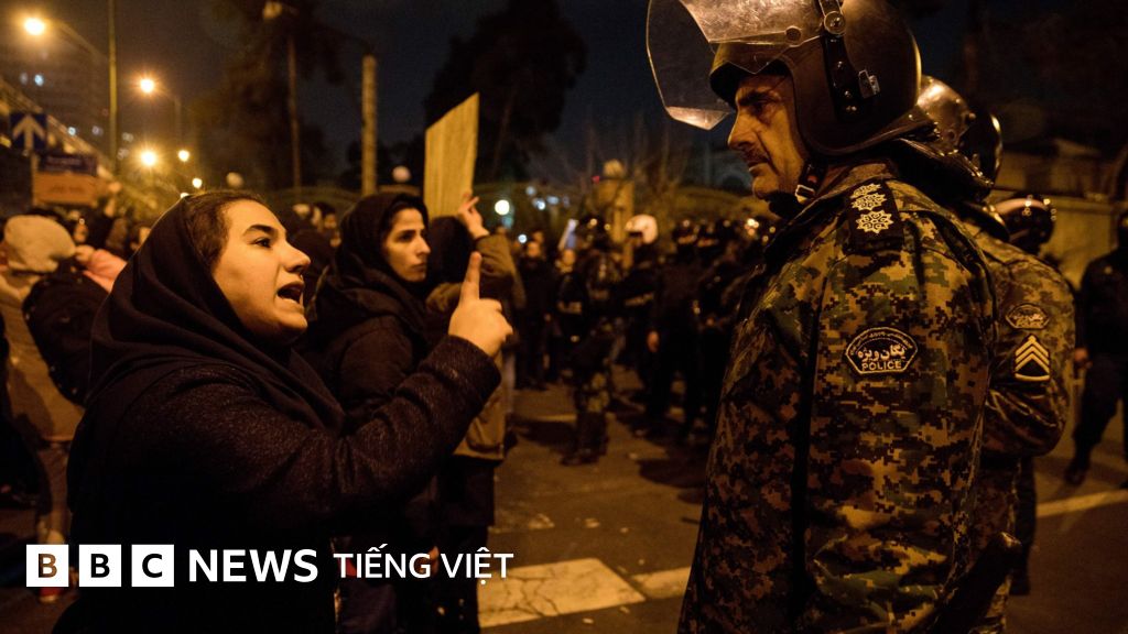 Iran: Cảnh sát phủ nhận bắn dân biểu tình sau vụ rơi máy bay - BBC News ...