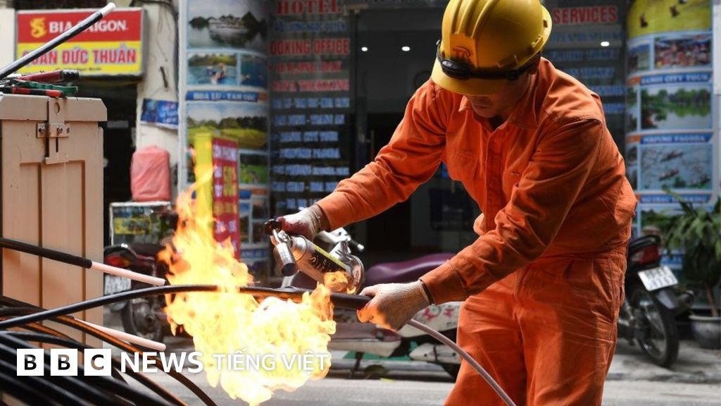 Năng lượng tái tạo VN: Nghịch lý tăng than dù thừa điện mặt trời và câu hỏi về điện khí LNG ...