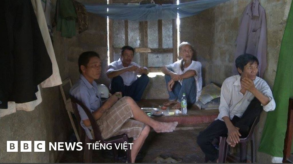 'Mùa Cát Vọng': Bốn người đàn ông lần đầu xem lại đời mình - BBC News ...