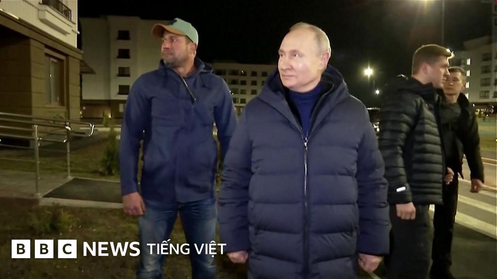 Putin bất ngờ đến thành phố cảng Mariupol của Ukraine bị Nga chiếm đóng ...