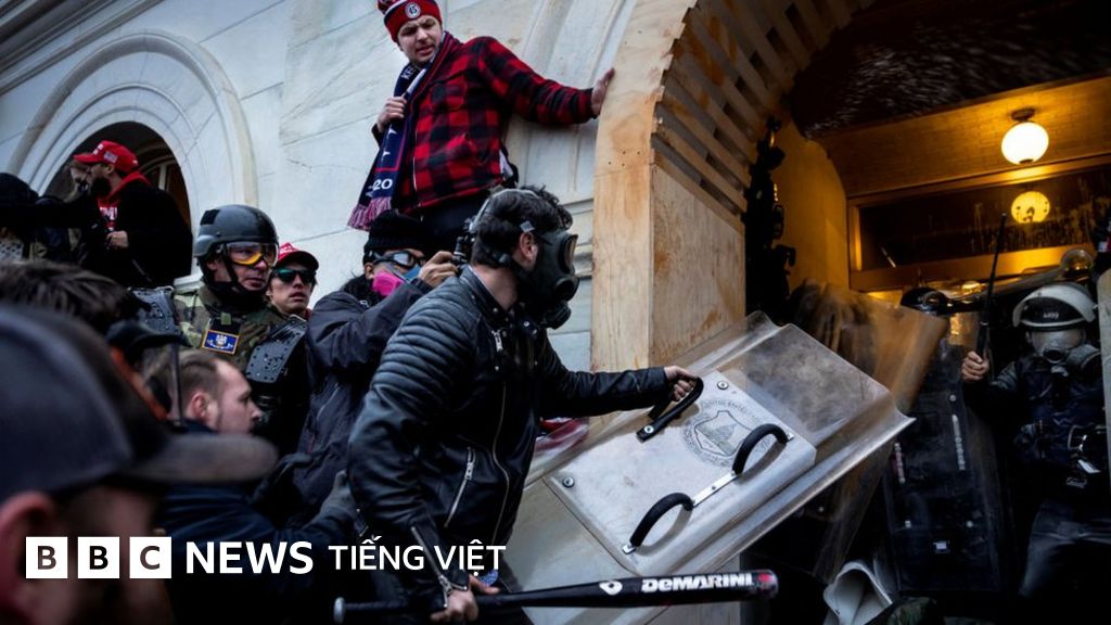 Bạo loạn ở Capitol: FBI công bố thêm video mới - BBC News Tiếng Việt