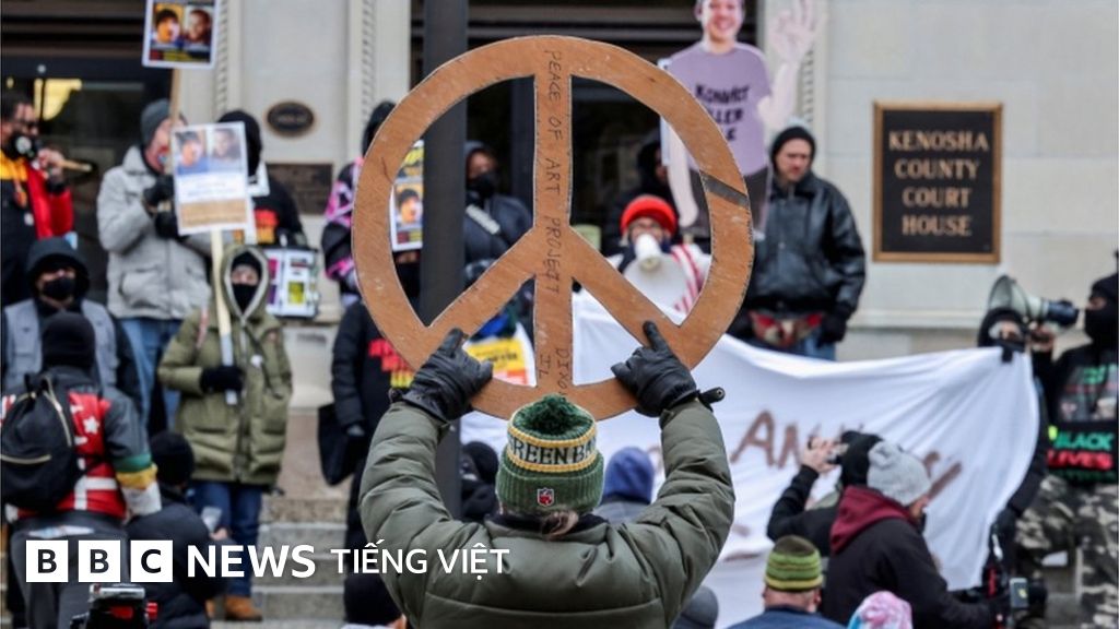 Kyle Rittenhouse: Kêu gọi bình tĩnh sau khi thiếu niên được tuyên bố vô ...