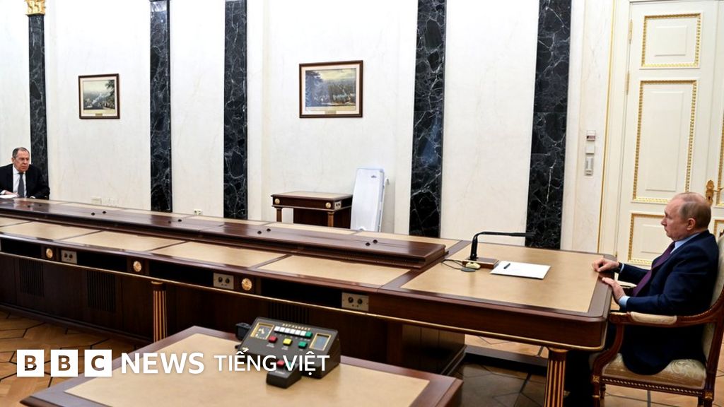 Ông Putin tiếp khách và nghe báo cáo từ đầu bàn 'siêu dài' vì sợ lây ...