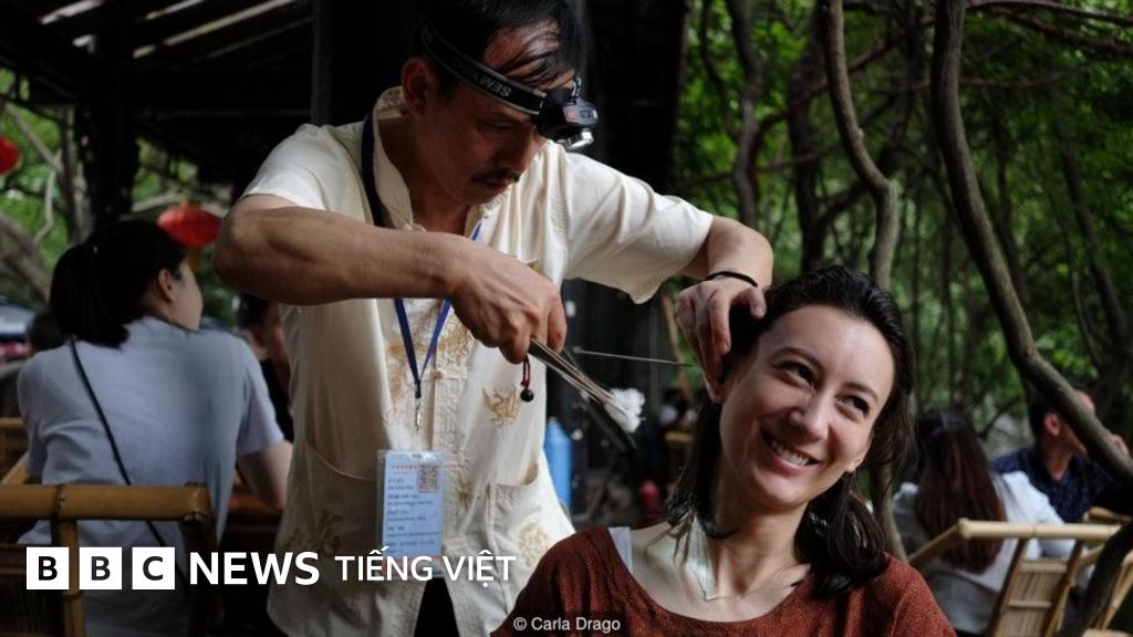 Thú vui lấy ráy tai thư giãn ở Thành Đô, Trung Quốc - BBC News Tiếng Việt