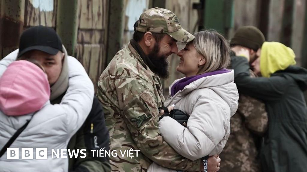Hành trình 'hẹn hò' chồng ở tiền tuyến của những người vợ Ukraine - BBC News Tiếng Việt