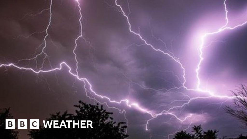 In pictures: Thunderstorms hit the UK - BBC Weather